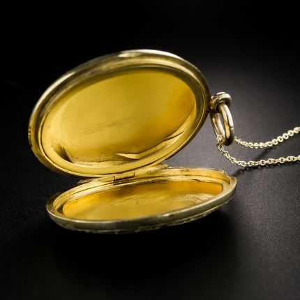 Victorian Loop-de-Loop Engraved Locket